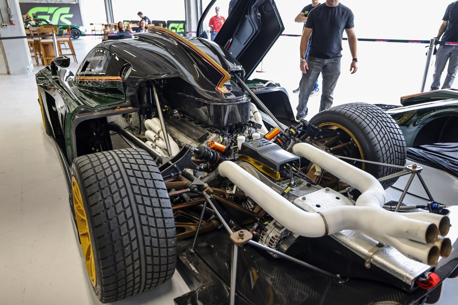 Hypercar à Brasileira: chega ao Brasil o primeiro Pagani Huayra R ...